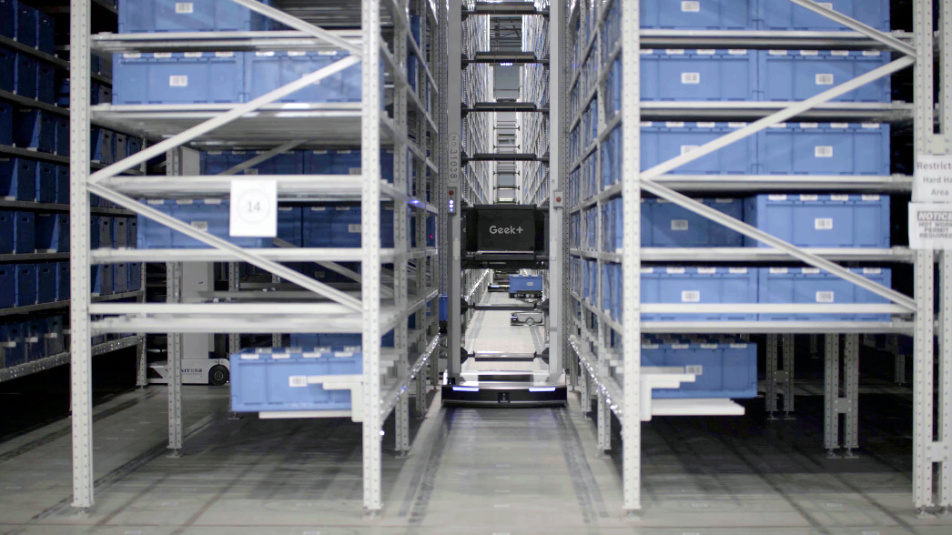 Revolutionizing apparel picking with tote, pallet robots